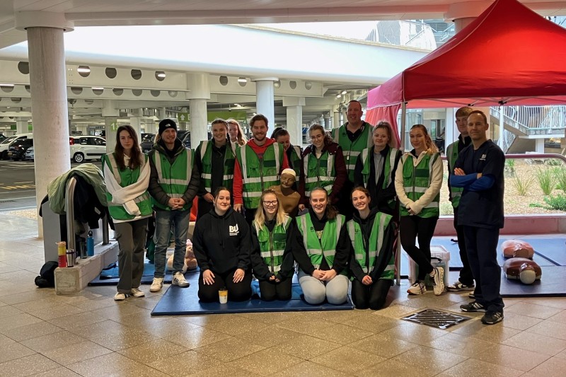 Teaching the public life-saving CPR at Castlepoint Shopping Centre ...